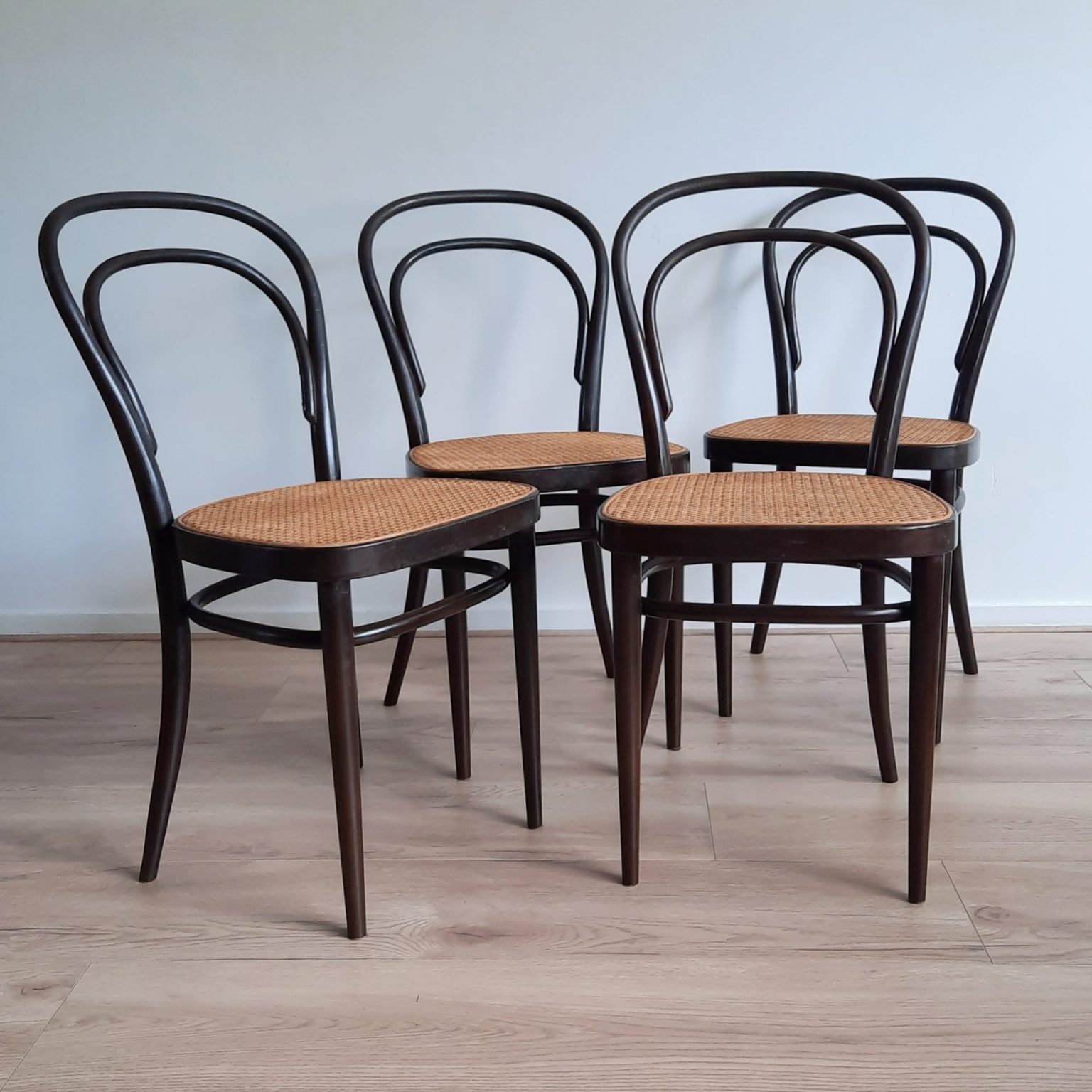 Set van 4 originele donkerbruine Thonet-stoelen nr. 214 R, jaren '70