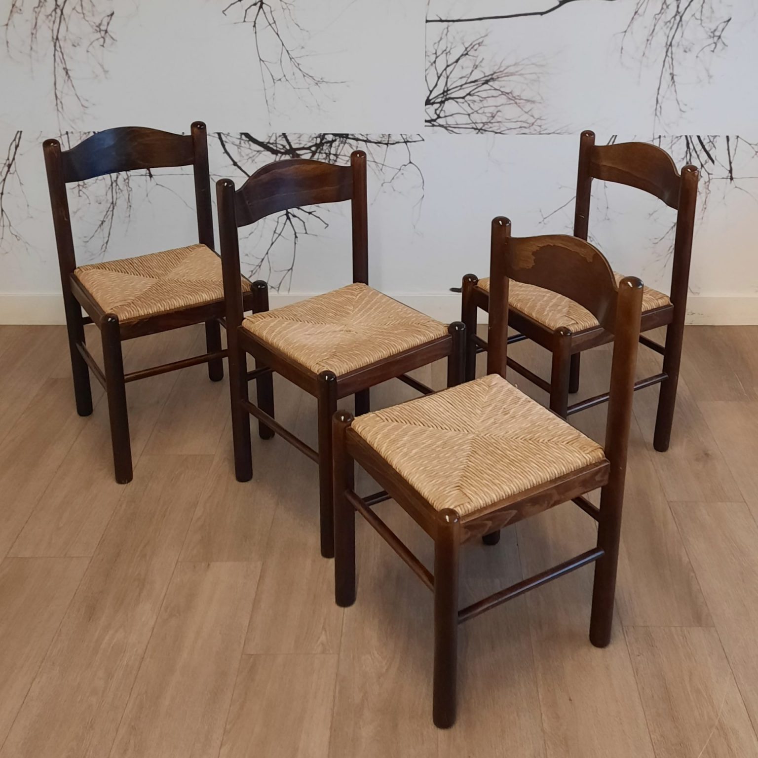 Set van 4 donkerbruine houten stoelen met biezen zitting, jaren '70