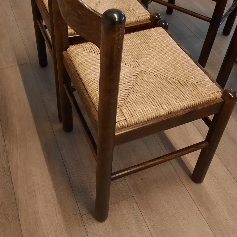 Set van 4 donkerbruine houten stoelen met biezen zitting, jaren '70